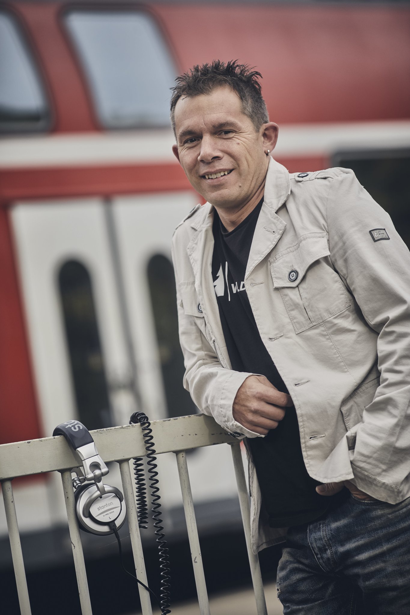 Auch mit Anfang 40 kein bisschen leiser: Thomas Schillinger alias Tosch ist DJ und ...