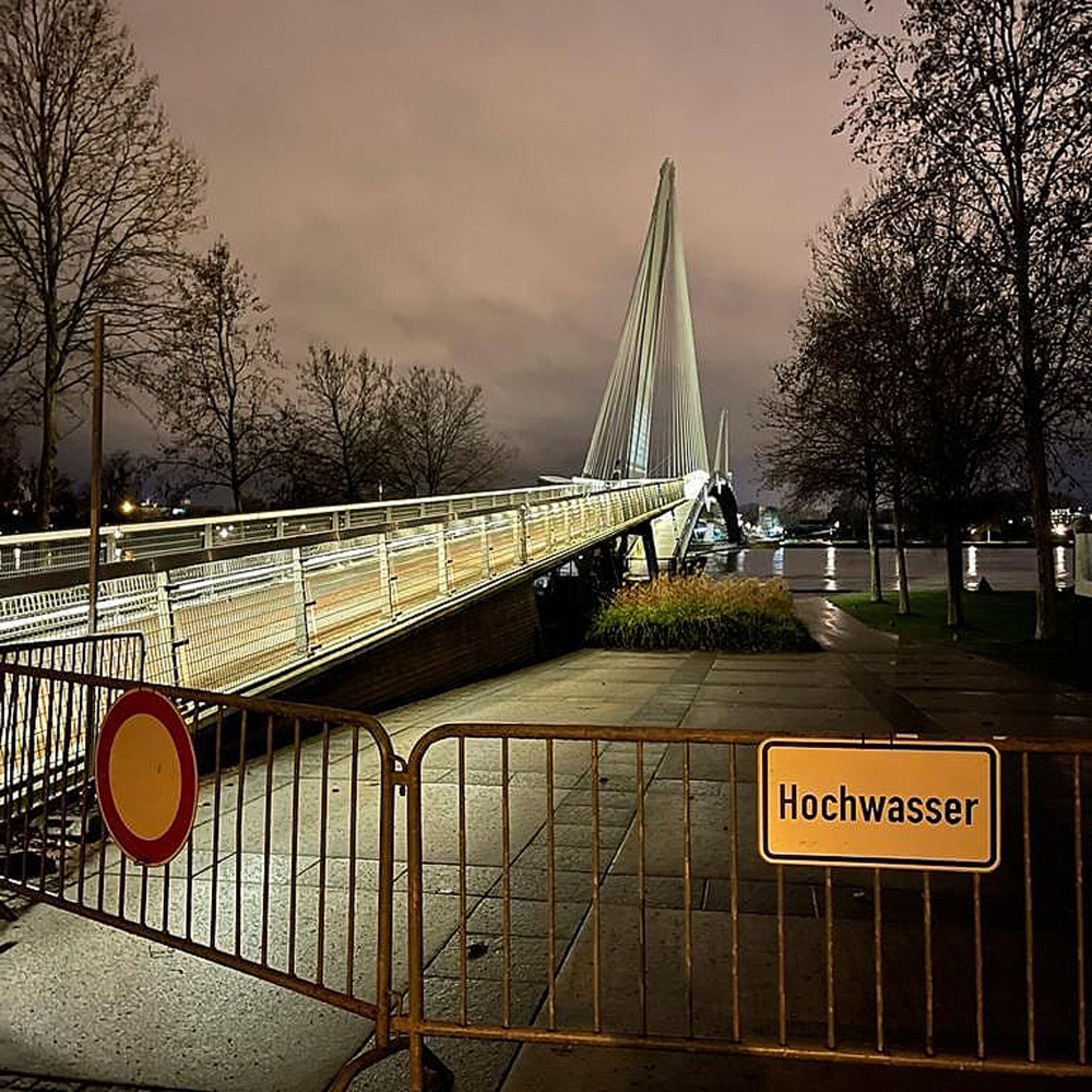 Vorland und Wege gesperrt: Hochwassergefahr an Rhein und Kinzig - Ortenau