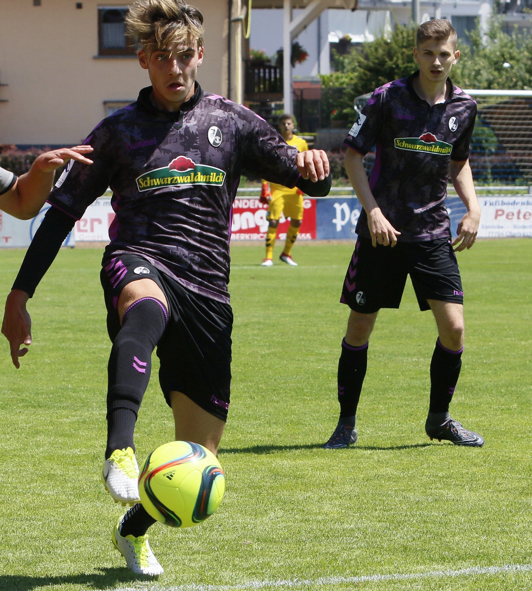 FUSSBALL-REGIONALLIGA: Der Aufstieg in die dritte Liga ist geschafft ...