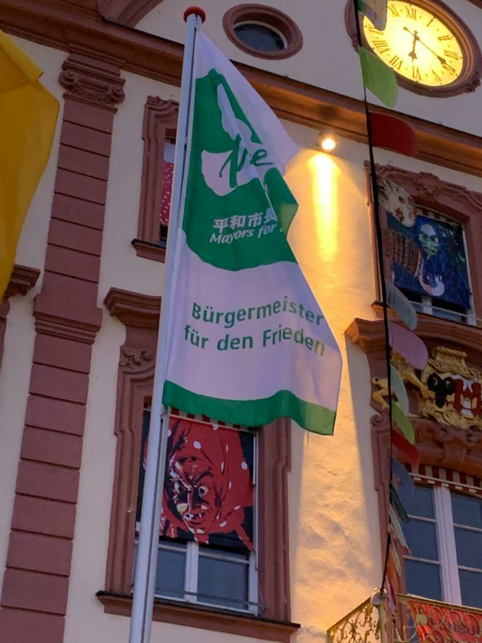 Signal für den Frieden: Offenburg hisst Flagge der "Mayors for Peace ...