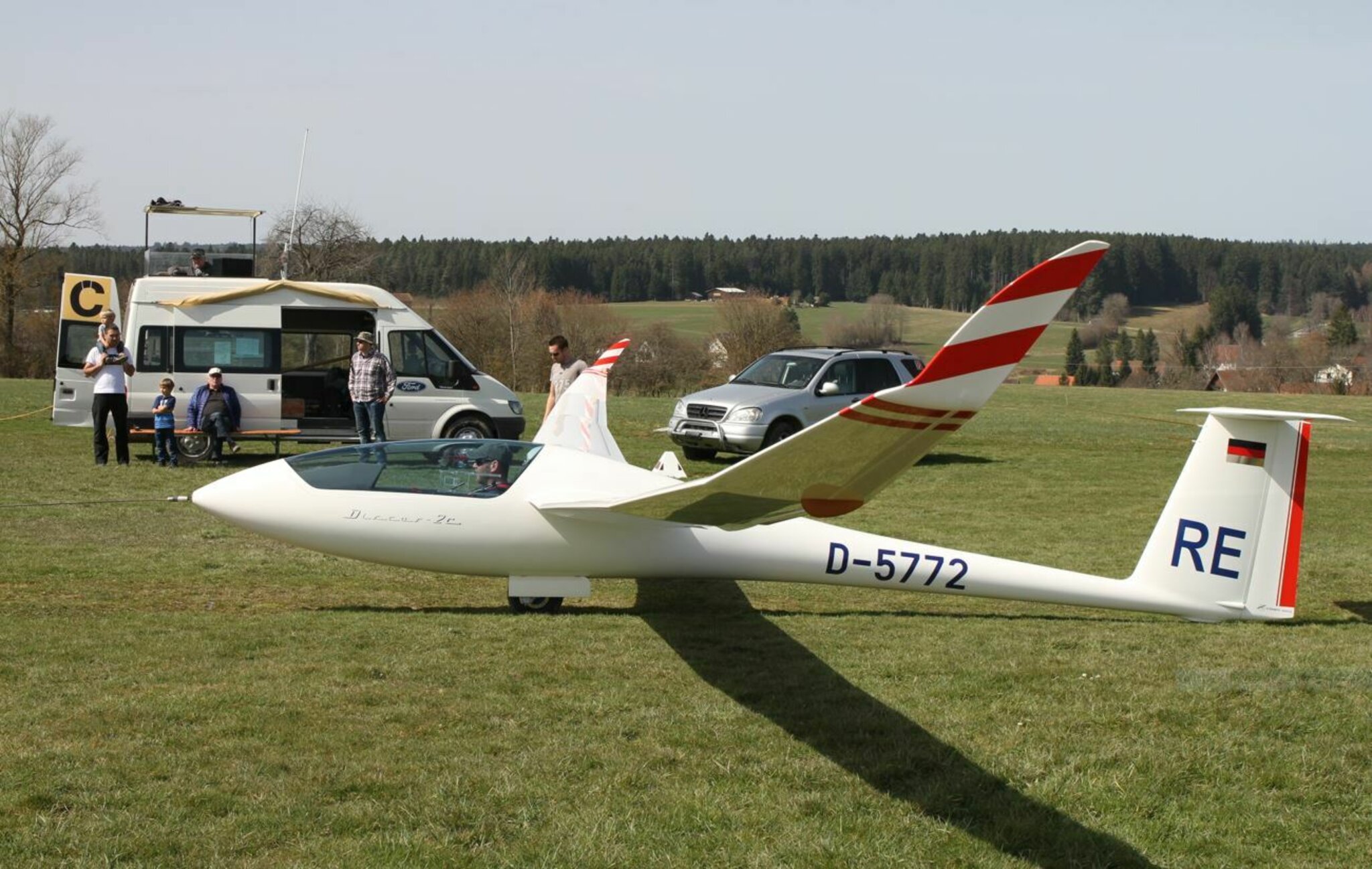 Segelflugzeug auf Stadtfest Oppenau: Fliegergruppe präsentiert ...