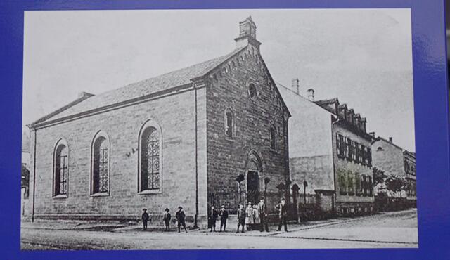 Seltene Außenaufnahme: Erinnerungsstele zeigt Kehler Synagoge - Kehl
