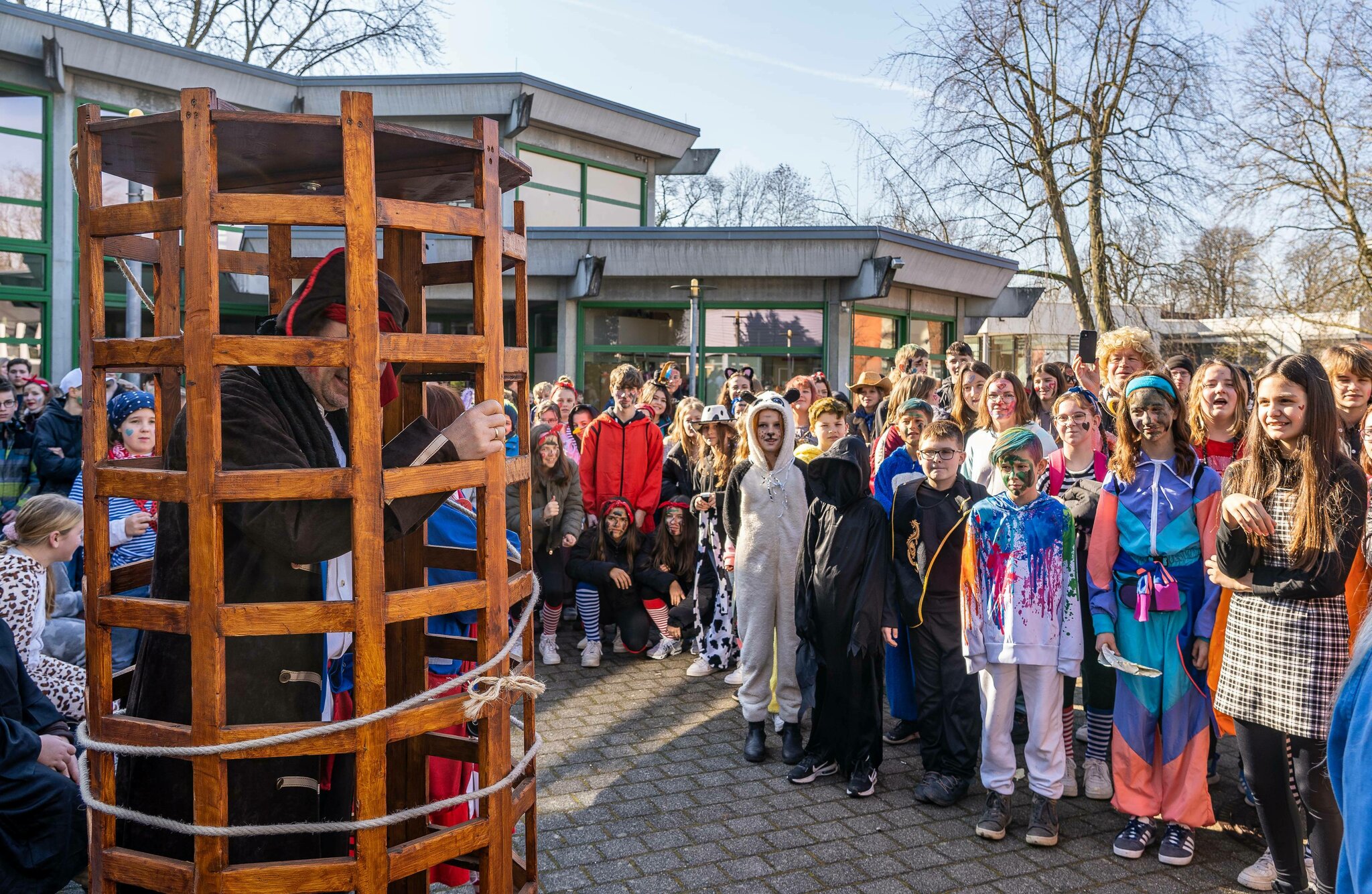 Fasnacht an Grimmelshausenschule: Renchens Schulleiter landet im Käfig ...