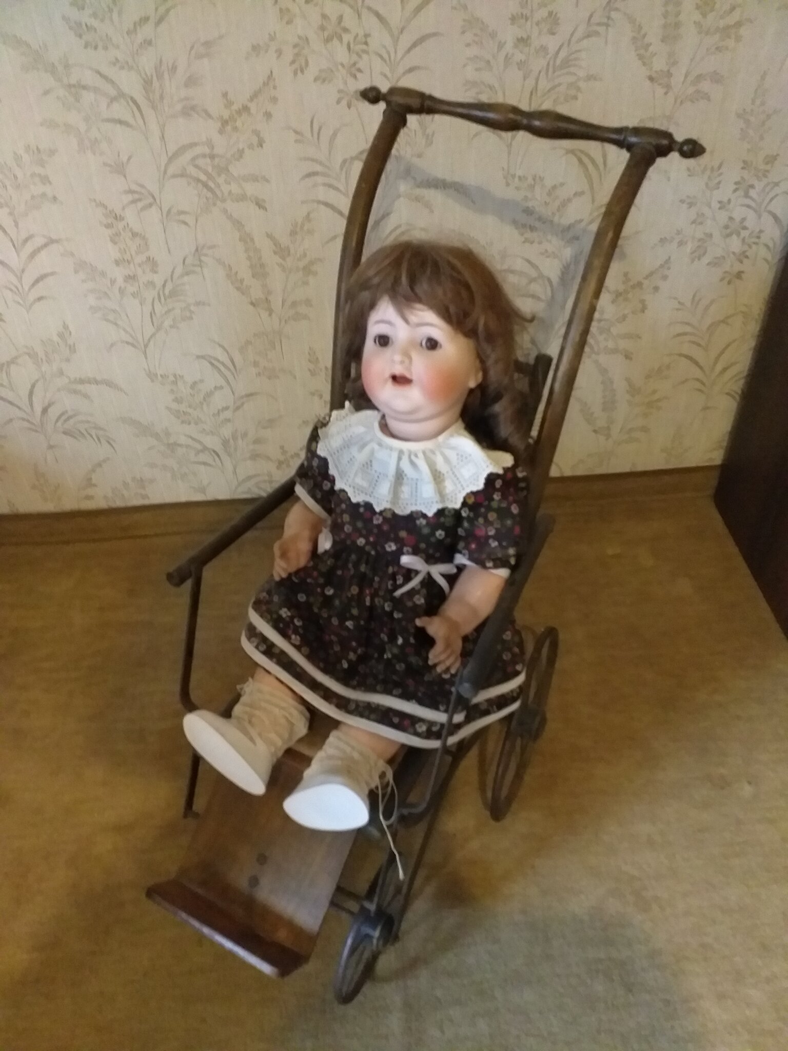 Erbstücke: Holzwagen und Porzellanpuppe sind wie füreinander gemacht ...