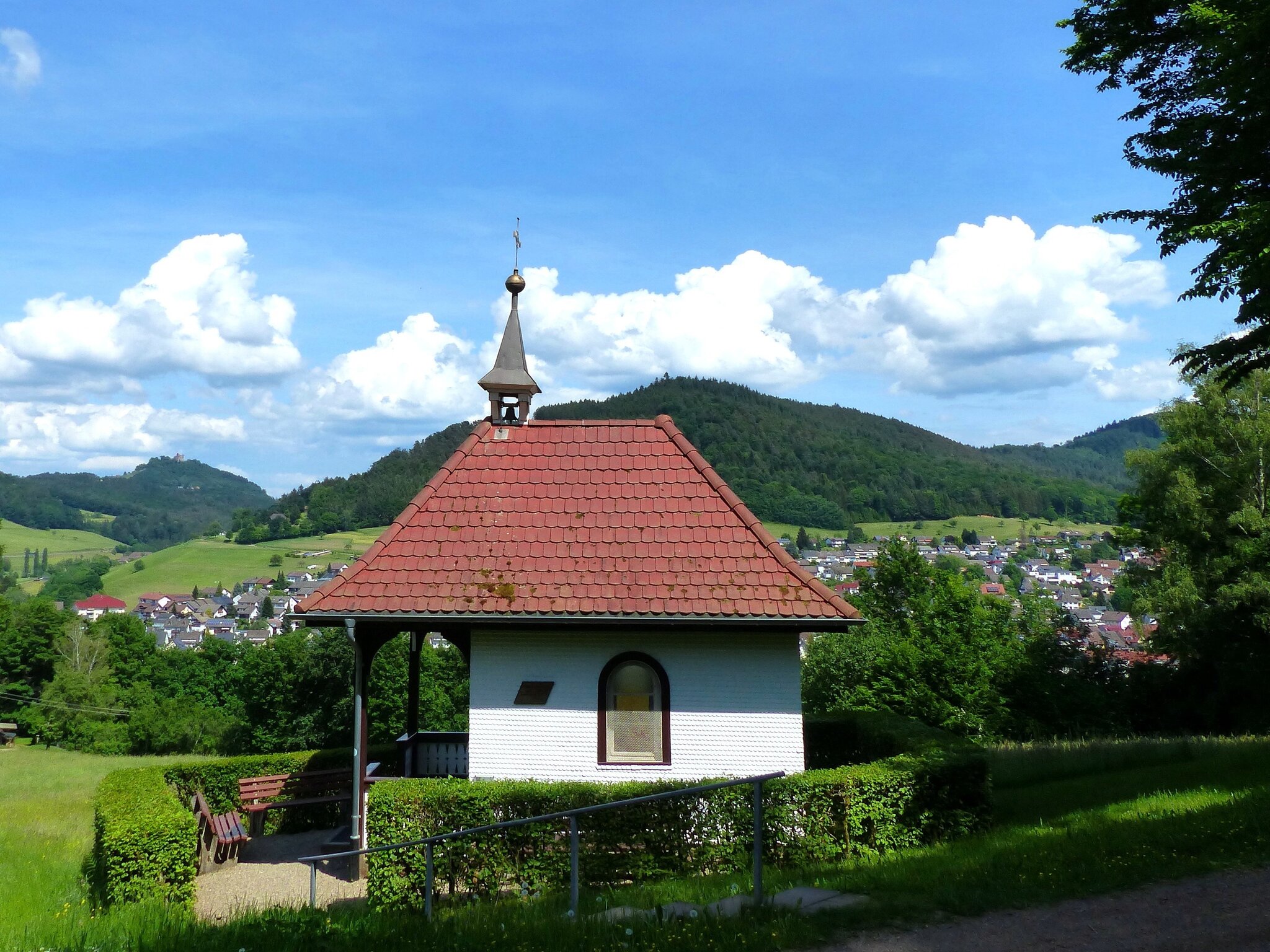 Lokale Wahrzeichen: Die kleine Konradskapelle hoch über Seelbach - Seelbach
