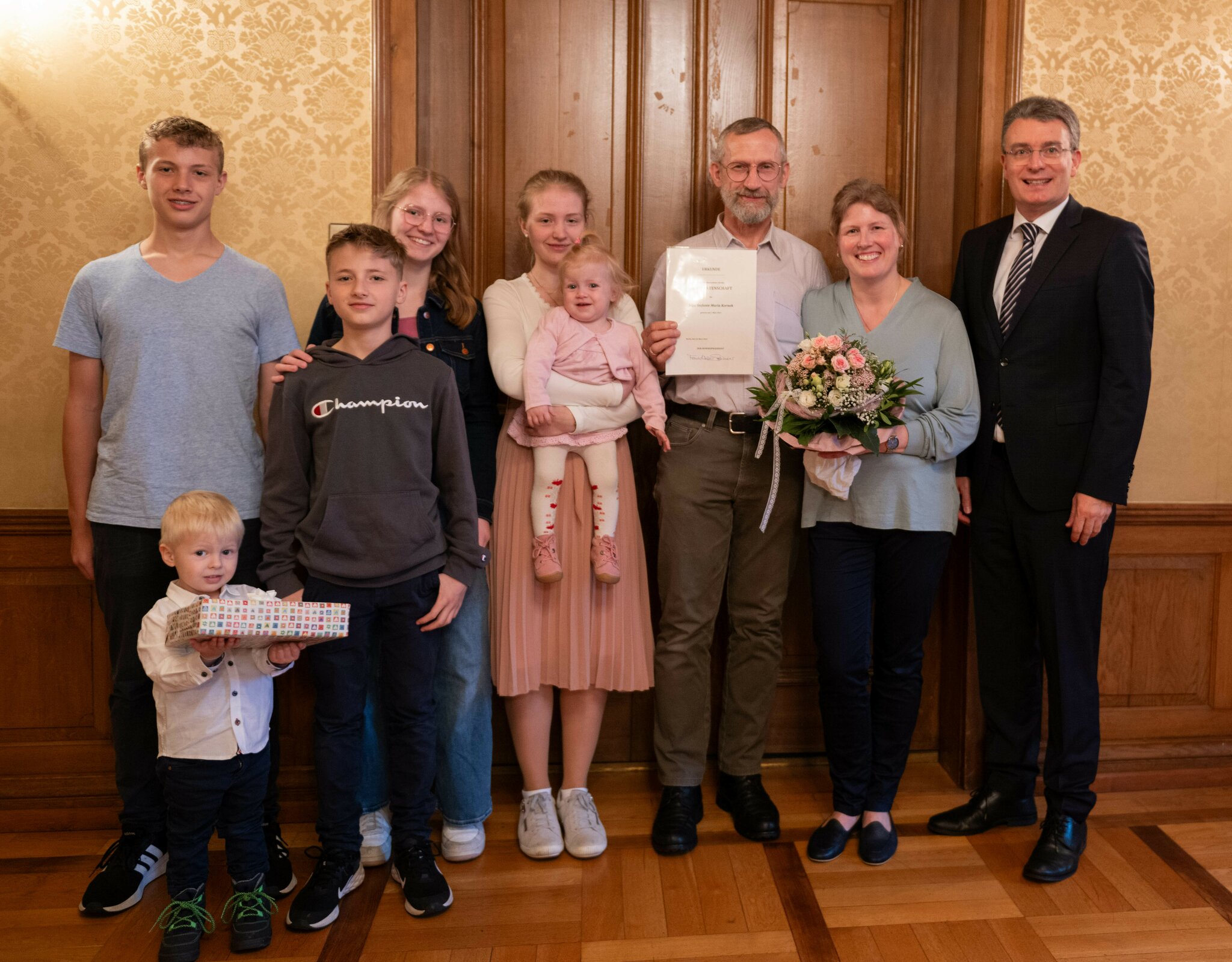 Familie Kornek erhält Urkunde: Bundespräsident ist Ehrenpate von Silja ...