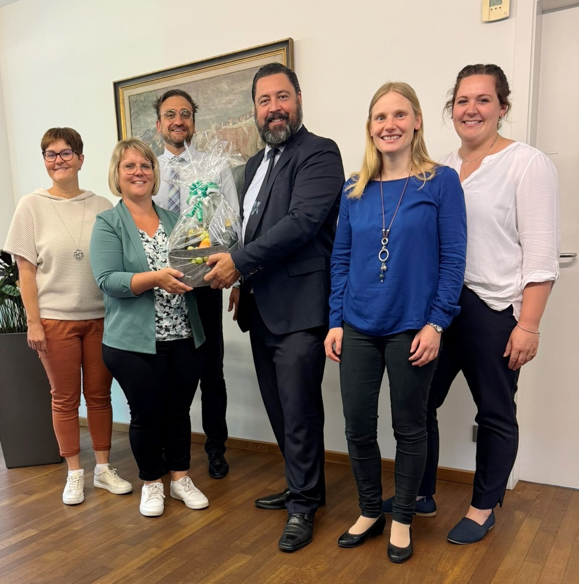 Schöne Ehrung im Rathaus: Melanie Lutz 25 Jahre bei der Stadt Haslach ...