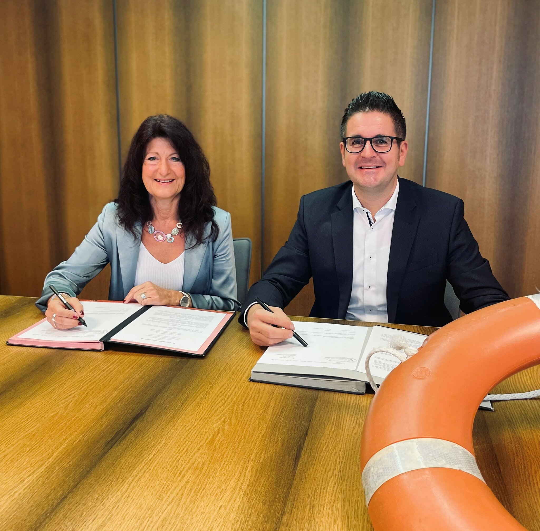 Erfolgreiche Kooperation: Zusammenarbeit in Sachen Schwimmbadbetrieb ...