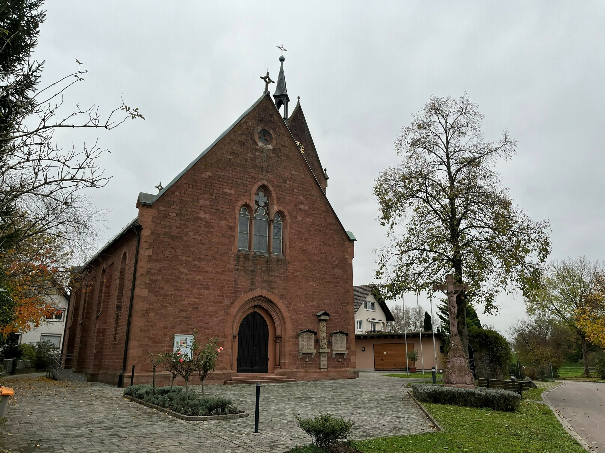 Lokale Wahrzeichen: Neugotik trifft auf Mittelalter: die Kirche in ...