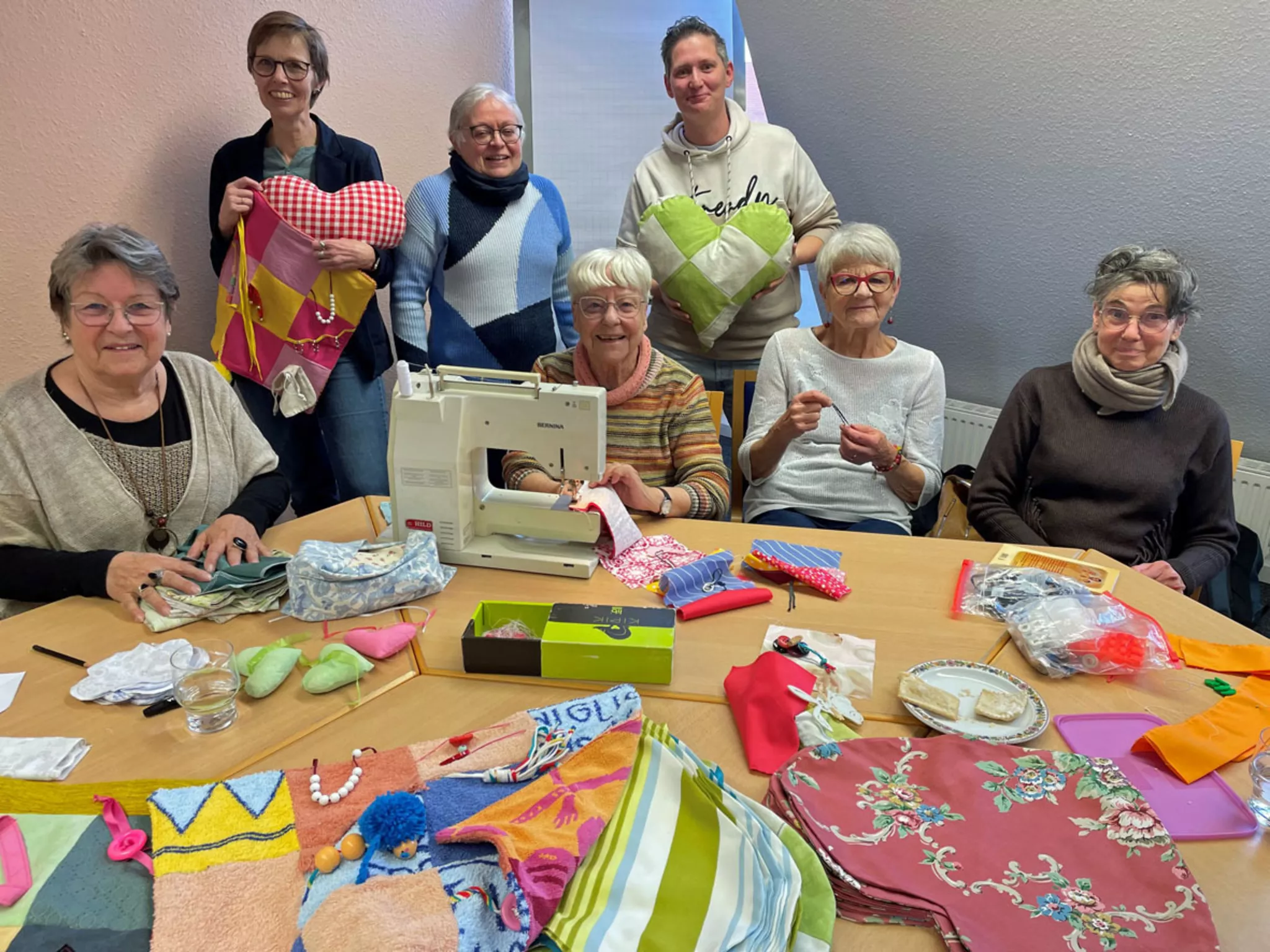 Ehrenamtliche hergestellte Handarbeiten: Nähen für den guten Zweck - Offenburg