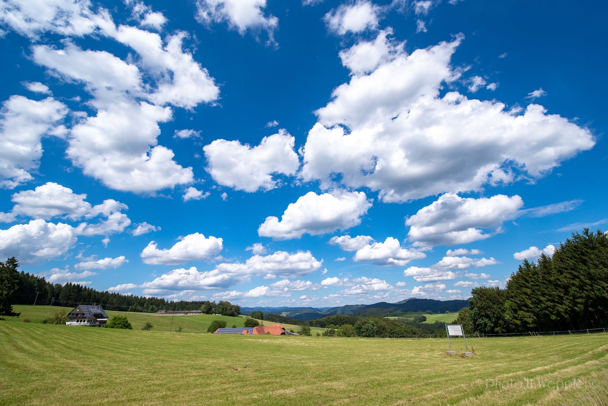 Wolken über der Heidburg (520m ü.M.) in Blickrichtung in Mühlenbach ...