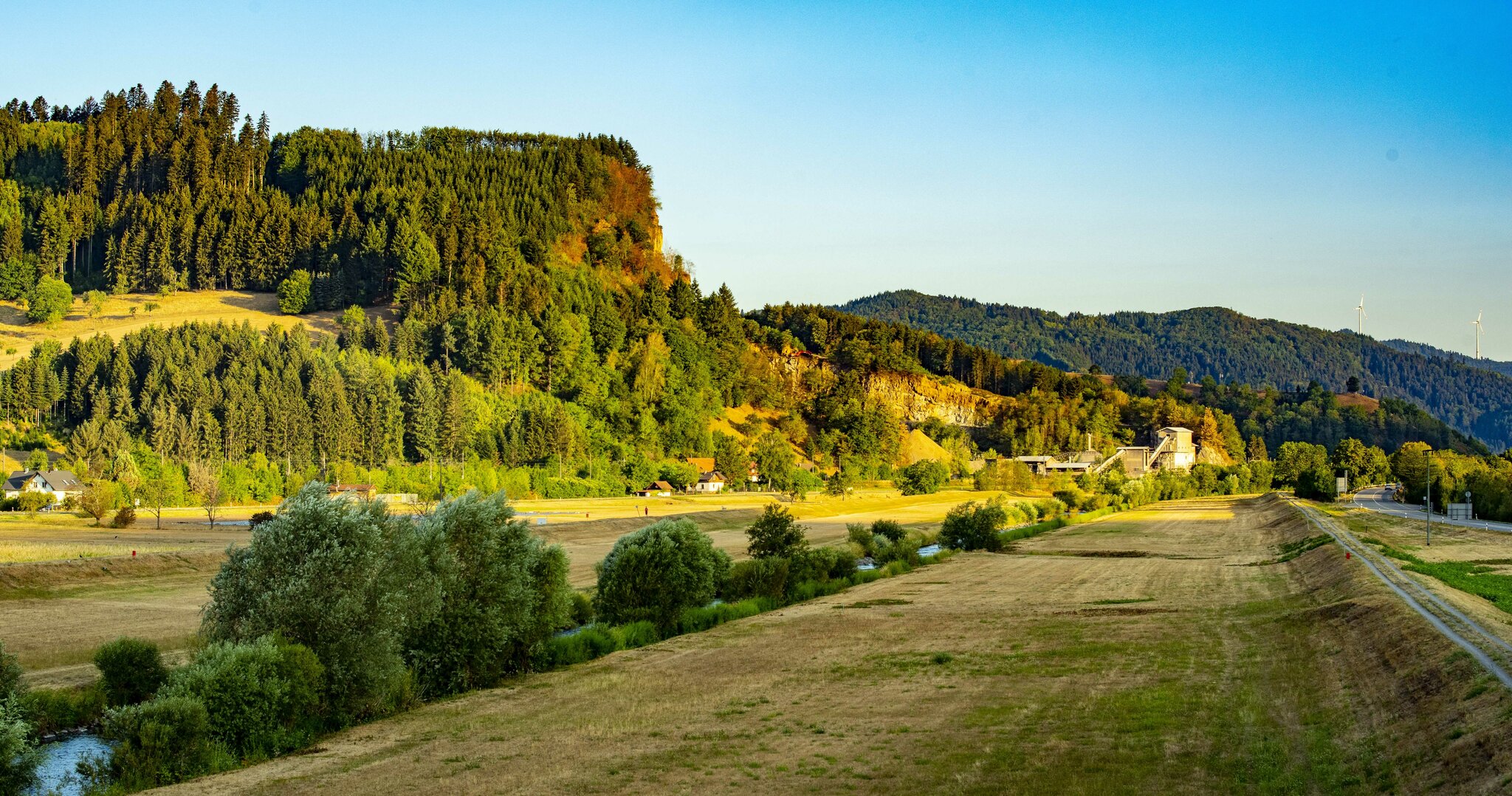 An der Kinzig zwischen Haslach und Steinach mit dem Steinbruch am ...