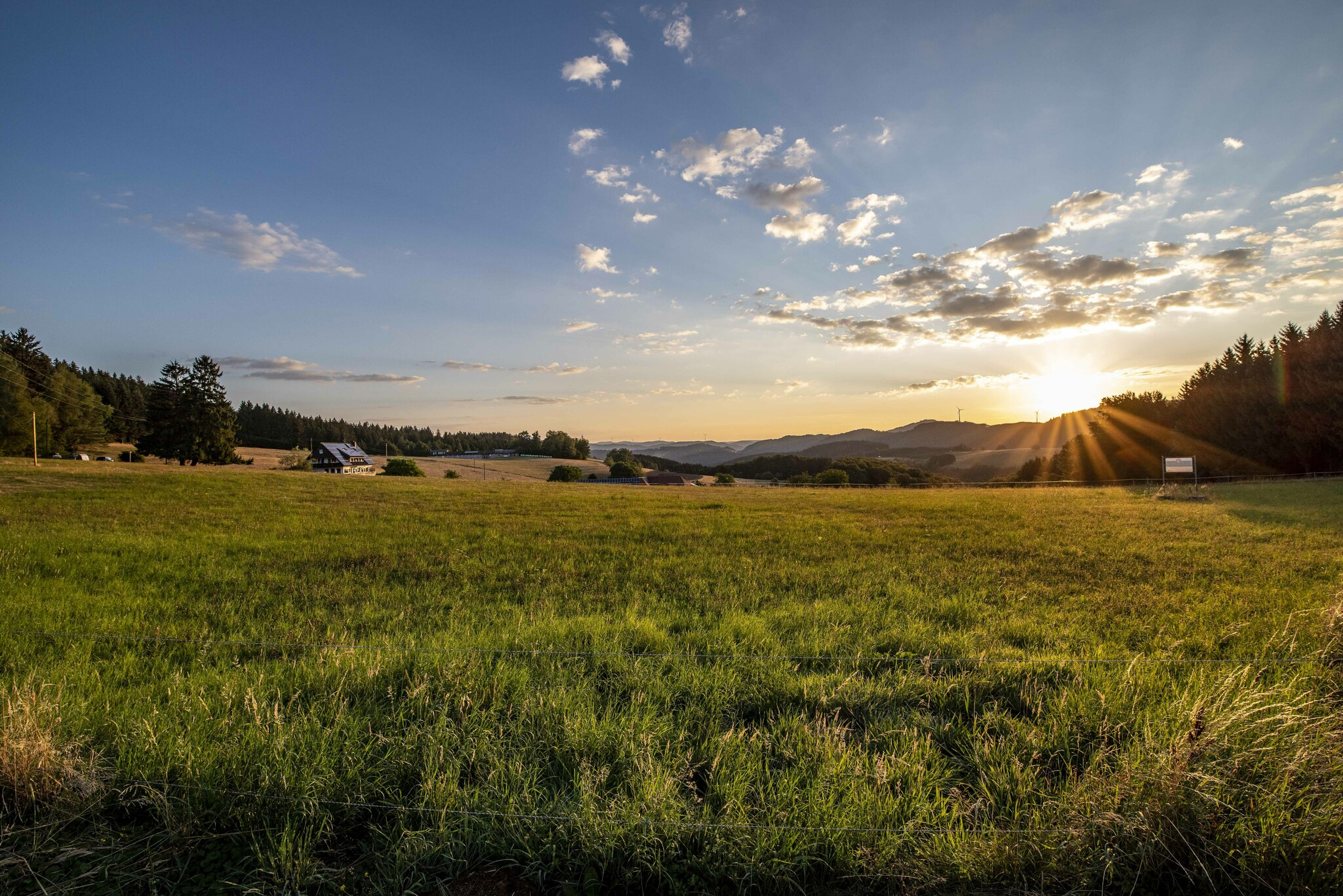 Sonntagmorgen die Sonne geht über der Heidburg auf für einen schönen ...