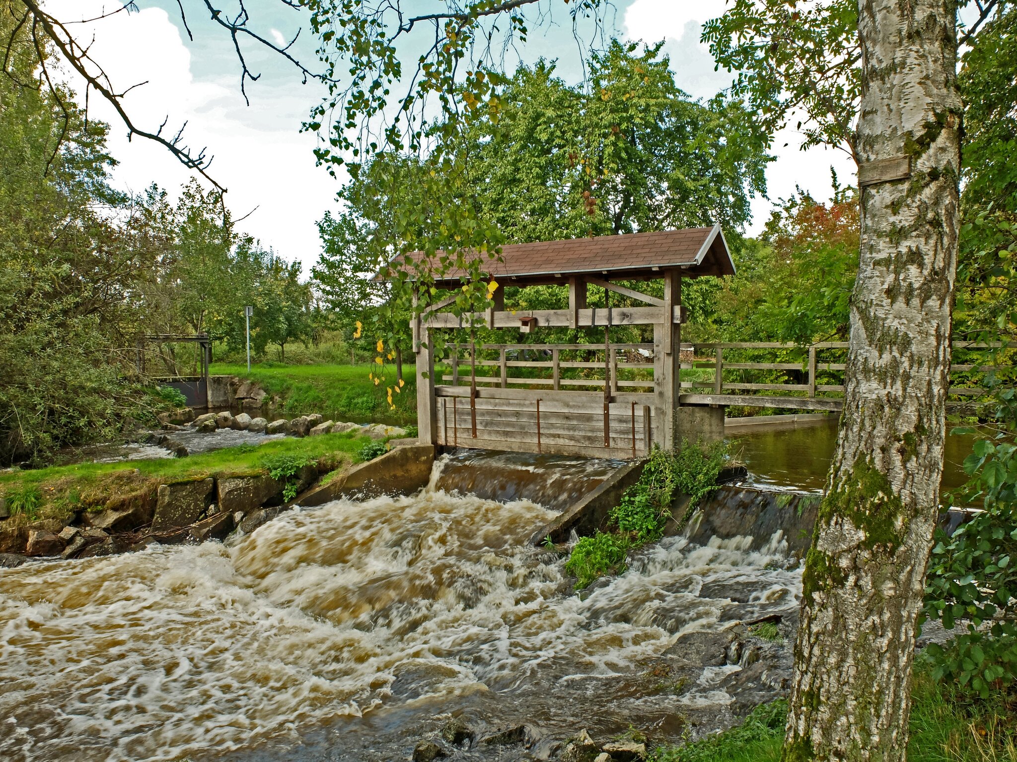 Die alte Wehranlage am Fluss Rench...